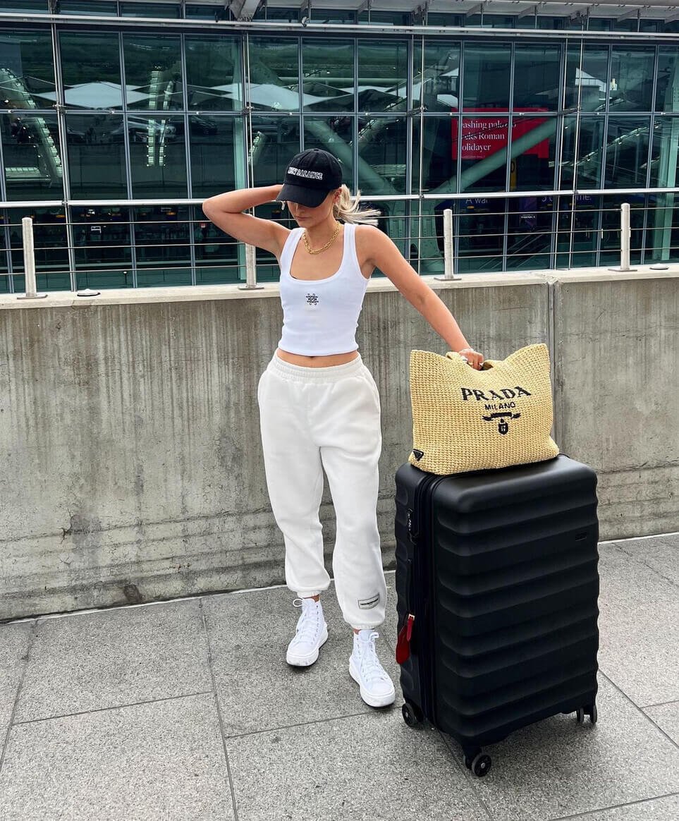 Takeoff in Style with 19 Cute and Comfy Airport Outfits