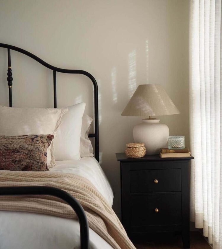 24 Dreamy Bedside Table Decor Ideas for Sunny Morning Vibes