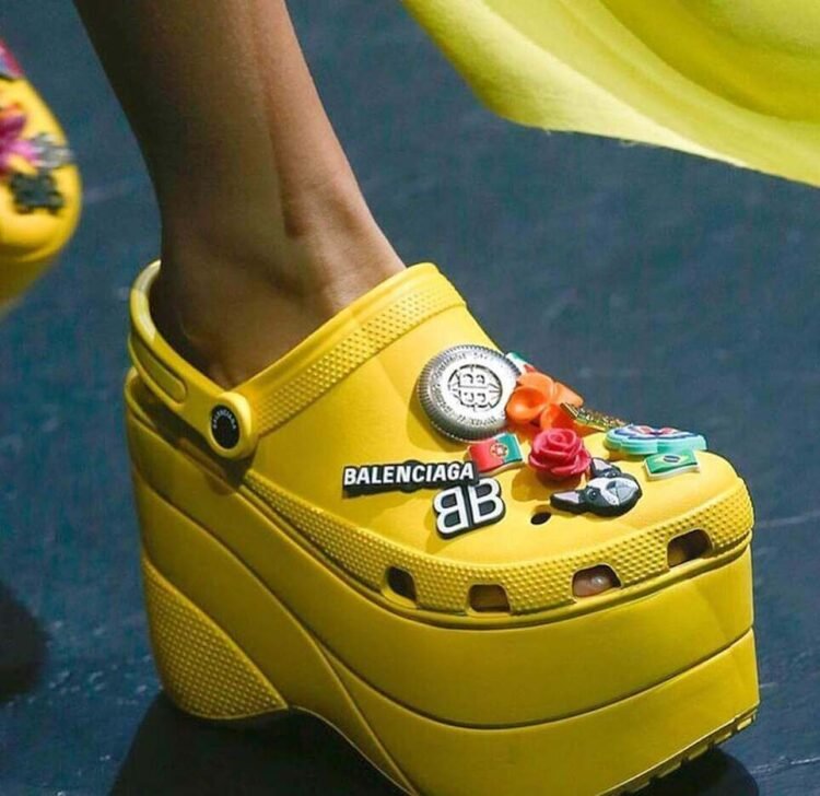 Best Colors for Crocs: 9 Crocs Outfit Ideas