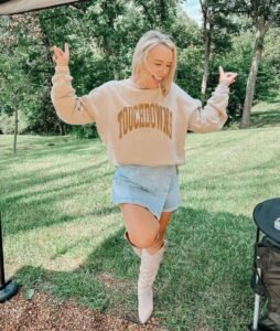 19 Top Tailgate Outfits to Stand Out on Game Day