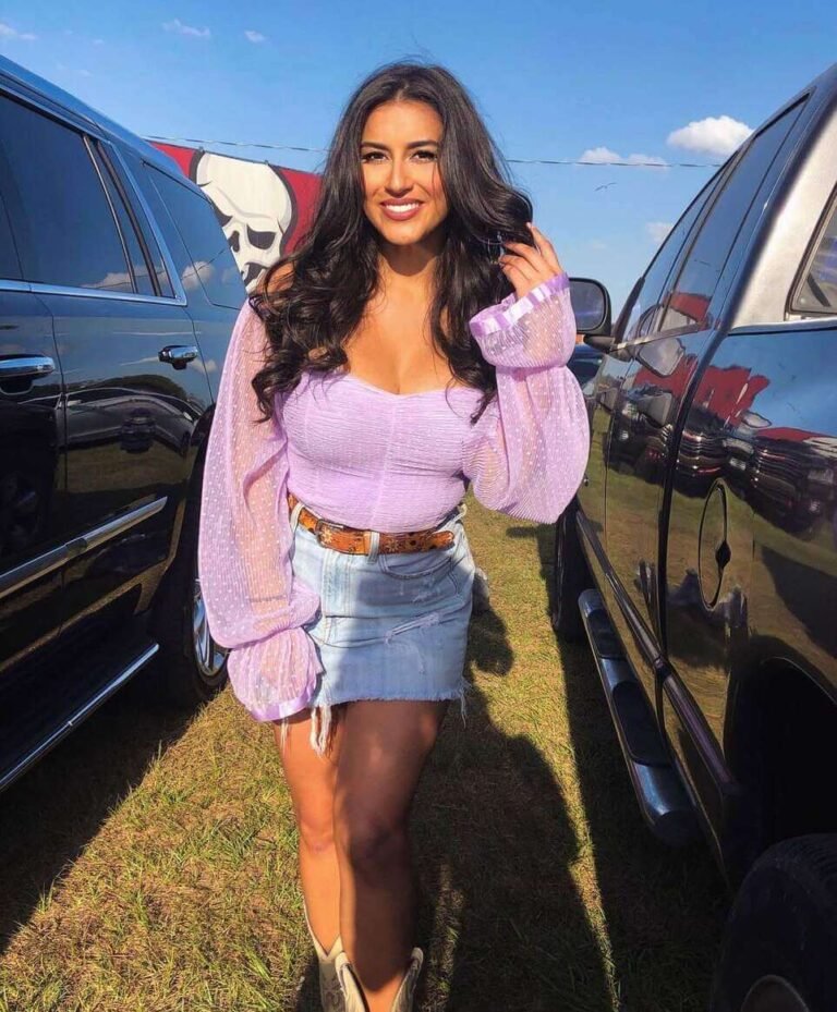19 Top Tailgate Outfits to Stand Out on Game Day