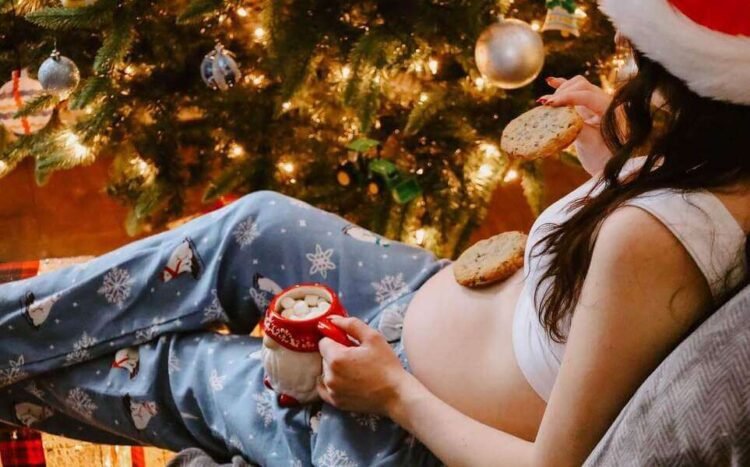 Capture the Glow with 32 Stunning Maternity Christmas Photoshoot Ideas