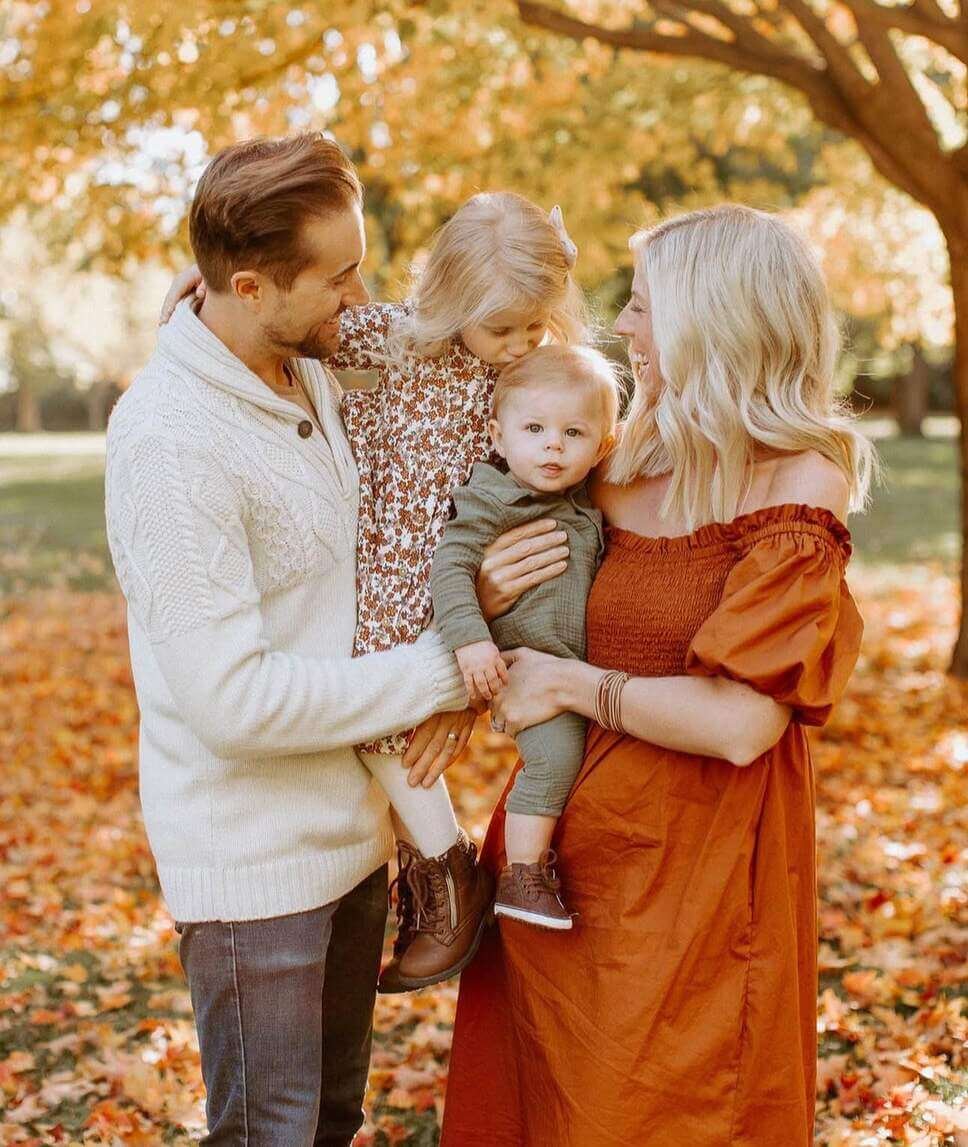 What to Wear for Fall Family Photos: 26 Outfits You Can Easily Recreate