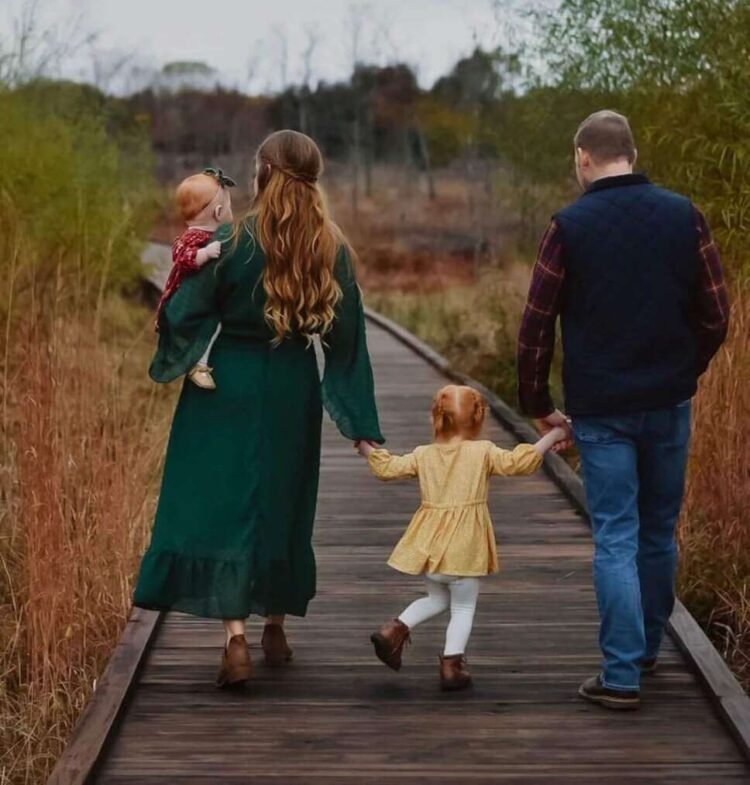 What to Wear for Fall Family Photos: 26 Outfits You Can Easily Recreate