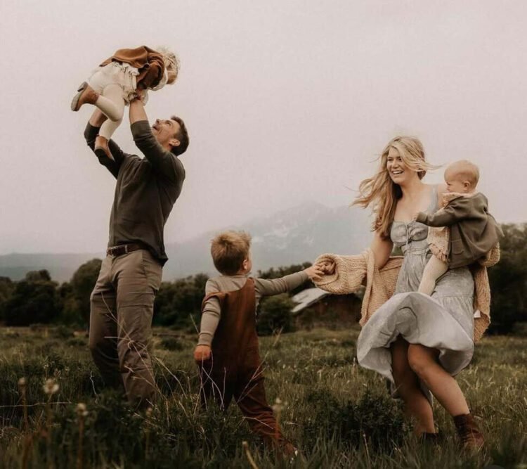 What to Wear for Fall Family Photos: 26 Outfits You Can Easily Recreate