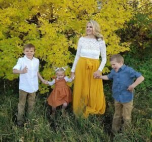 What to Wear for Fall Family Photos: 26 Outfits You Can Easily Recreate