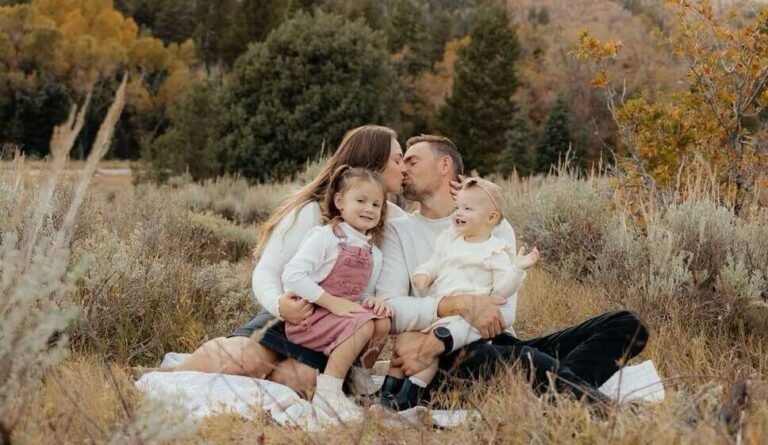 What to Wear for Fall Family Photos: 26 Outfits You Can Easily Recreate
