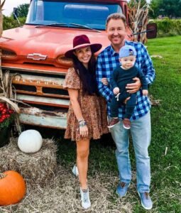 What to Wear for Fall Family Photos: 26 Outfits You Can Easily Recreate