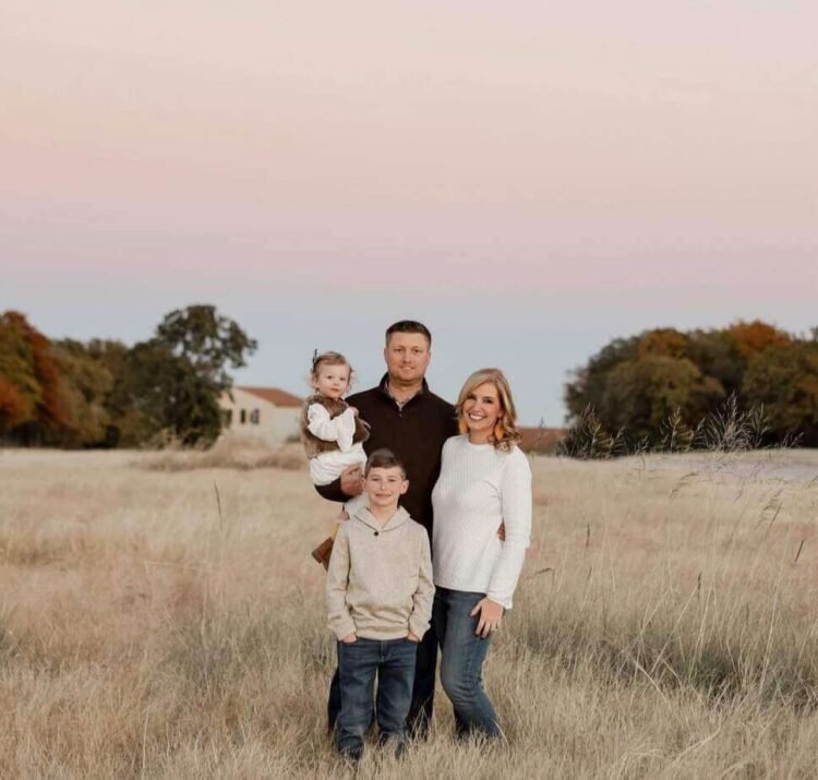 What to Wear for Fall Family Photos: 26 Outfits You Can Easily Recreate