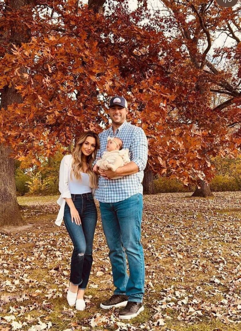 What to Wear for Fall Family Photos: 26 Outfits You Can Easily Recreate