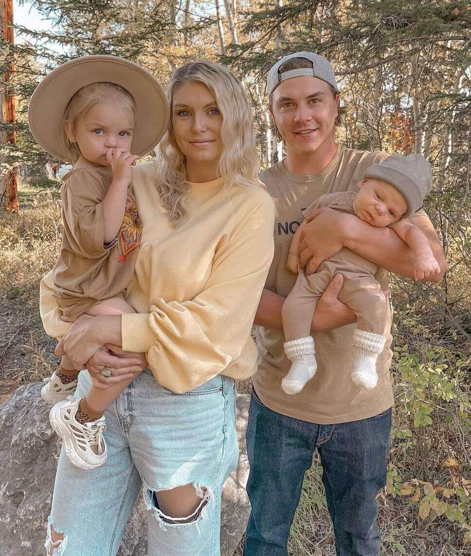 What to Wear for Fall Family Photos: 26 Outfits You Can Easily Recreate