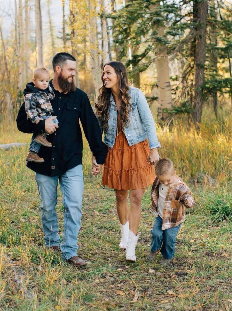 What to Wear for Fall Family Photos: 26 Outfits You Can Easily Recreate