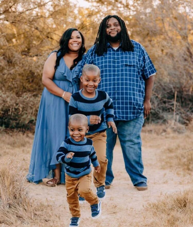 What to Wear for Fall Family Photos: 26 Outfits You Can Easily Recreate