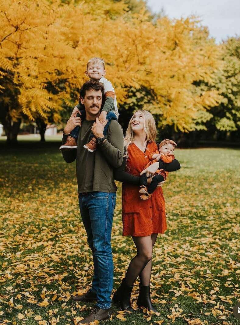 What to Wear for Fall Family Photos: 26 Outfits You Can Easily Recreate