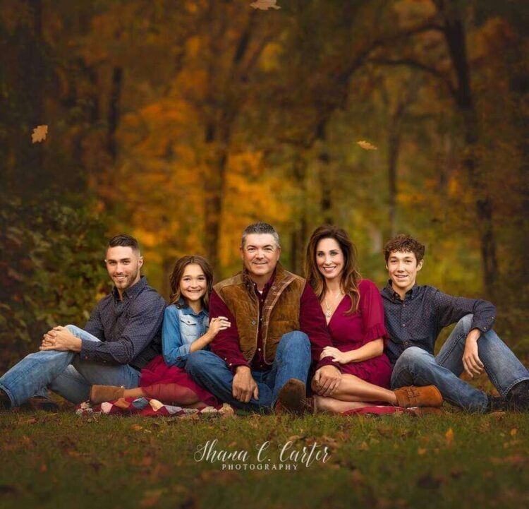 What to Wear for Fall Family Photos: 26 Outfits You Can Easily Recreate