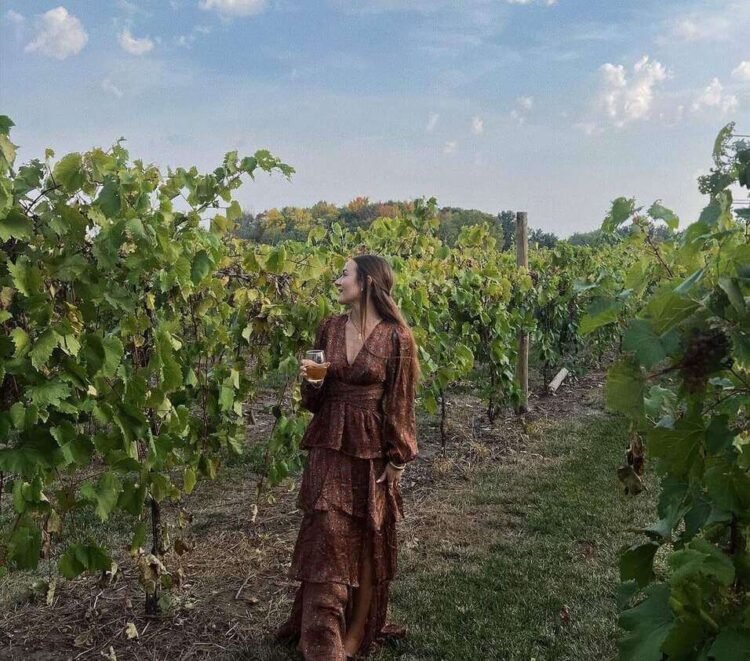 25 Classy Fall Winery Outfits for Wine Tasting Season