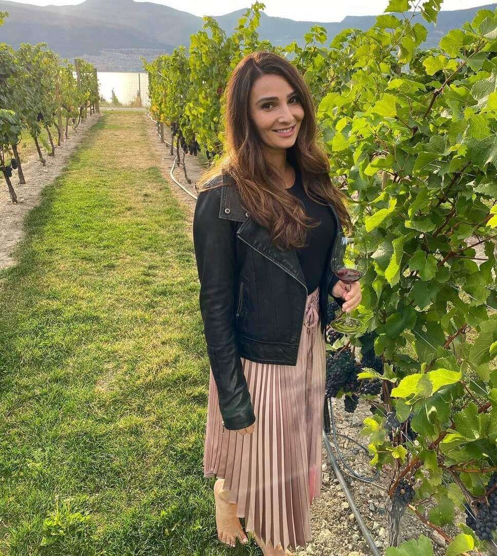 25 Classy Fall Winery Outfits for Wine Tasting Season