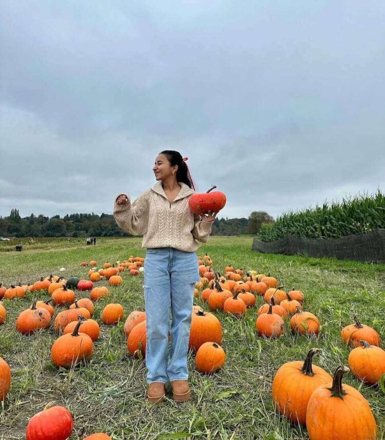 29 Pumpkin Patch Outfit Ideas That Look Good in Every Photo