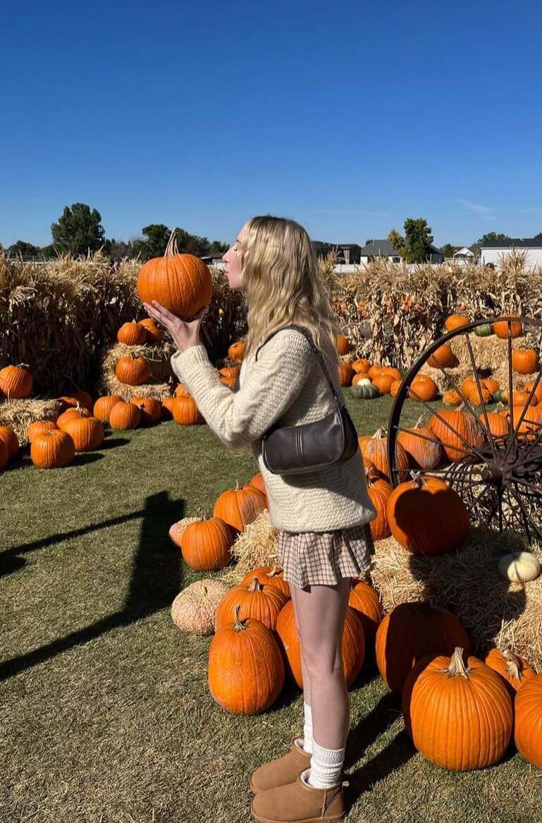 29 Pumpkin Patch Outfit Ideas That Look Good in Every Photo