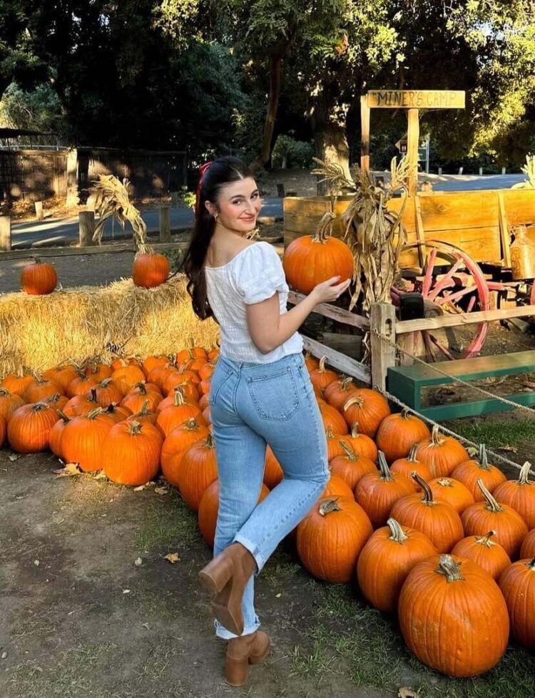 29 Pumpkin Patch Outfit Ideas That Look Good in Every Photo