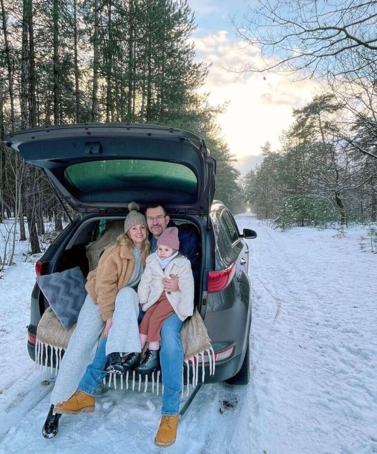 25 Winter Family Photoshoot Outfits to Keep You Warm and Camera-Ready