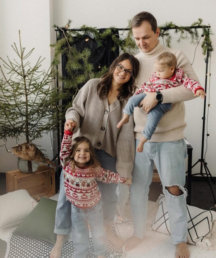 25+ Christmas Family Photo Outfits That Photograph Beautifully